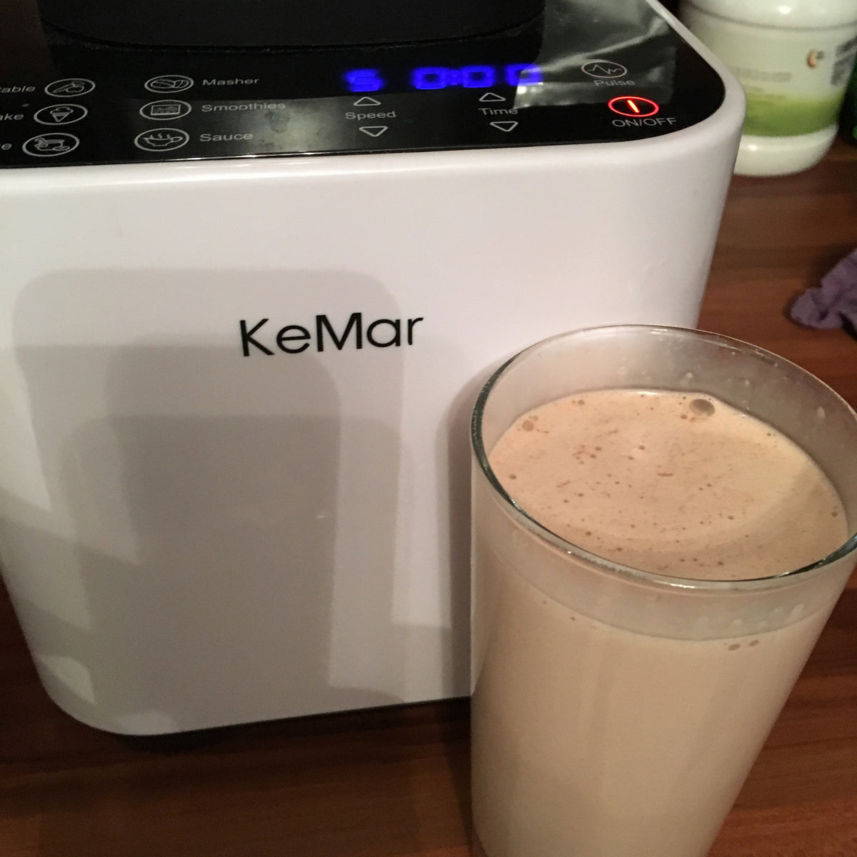 Préparez un shake protéiné de lactosérum dans le mixeur KSB-200 – KeMar ...